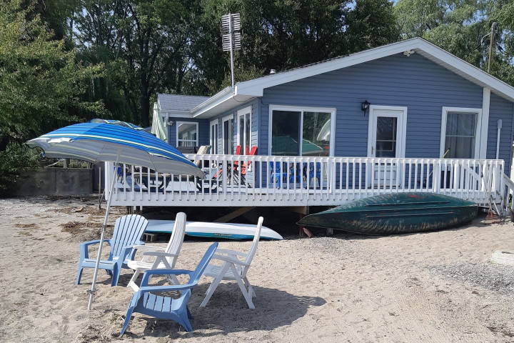 Toes In The Sand Beachfont Cottage - Amherstburg