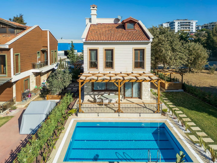 Urlaya 15 Dakika Uzaklıkta Havuzlu Villa - İzmir