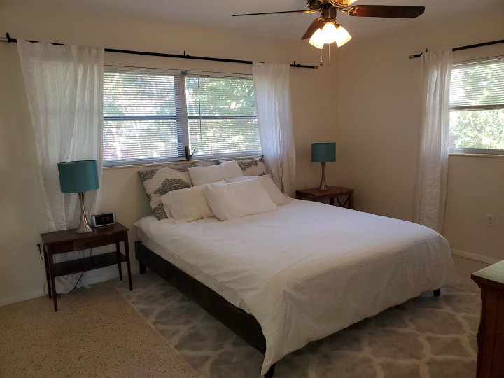 Centrally Located <10 Min To Beach 2 Bd 1 Ba Home! - Sarasota, FL