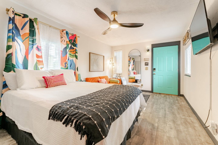 Eccentric & Fun Hidden Gem  1 Bedroom W/ Patio - Gulfport, FL