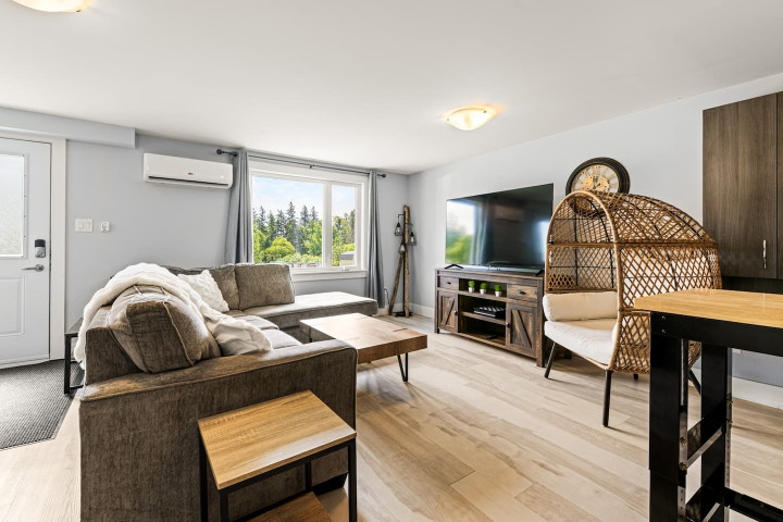 Cozy Family Friendly Retreat1br+private Backyard - Moncton