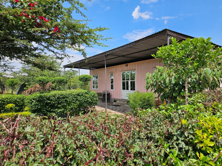 The Pink Container Farmstay - Maasai Mara - Kenya