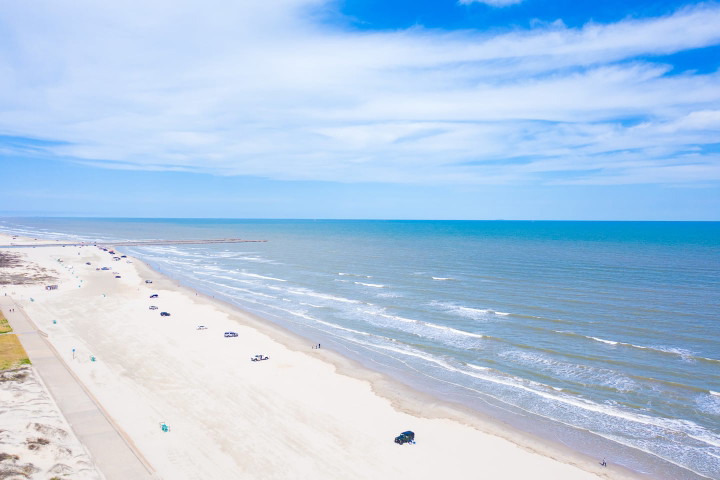 Spacious Family Home, Steps Away From The Beach! - Corpus Christi, TX