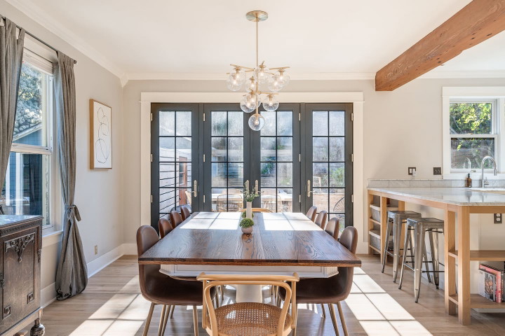 Charming 4b2b Sfh Walk To Caphill W/ Backyard - Seattle, WA