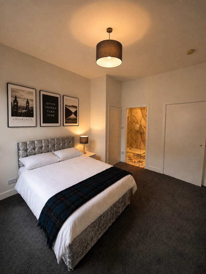Stylish Main Door Flat | Hot Tub | Walk To Centre - Edinburgh