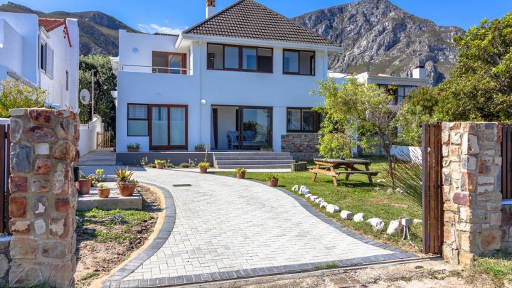 144 On 10th | Voelklip Home | Sea & Mountain Views - Hermanus