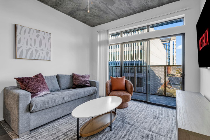 Phoenix Urban Luxury: 2br Dt Free Parking - Phoenix, AZ