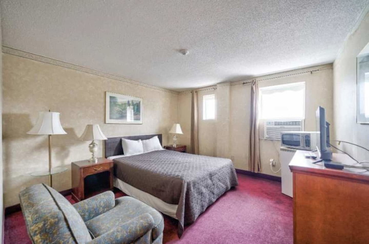 Royal Inn & Suites 217 Large Queen W/ Kitchenette - Guelph