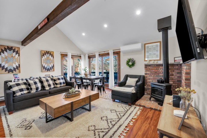 Walk-on Walk-off. Book Our Cozy Nest. Winter Now! - Tannersville, PA
