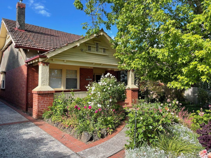 Central And Spacious 3 Bedroom Home Close To Lake - Ballarat