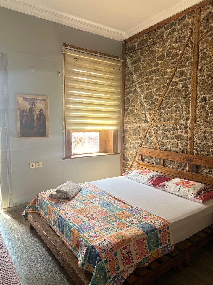 Historical Greek Room For 3 People - Buca