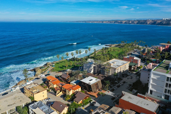 Spacious Oceanfront Bungalow With Full Kitchen - San Diego, CA