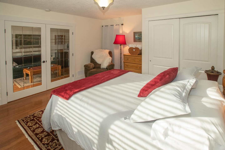 A Private Suite With Enchanting Garden And Pond - Duncan