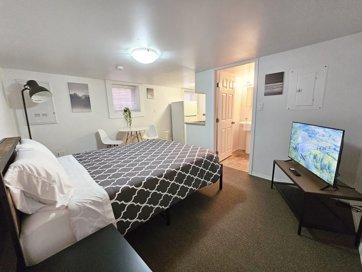 Affordable, Queen Bed, Parking, Downtown, A+, Wifi - Moose Jaw