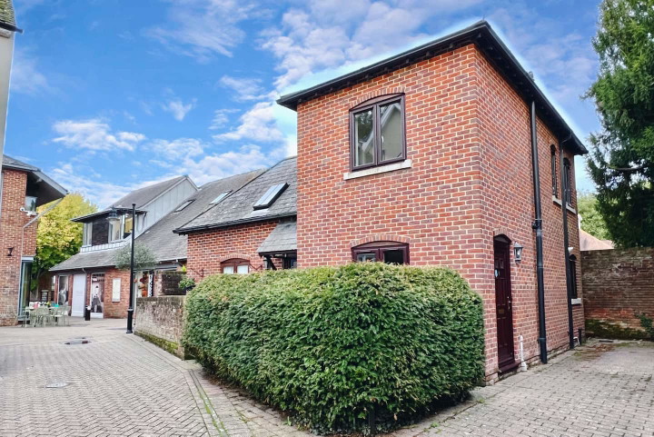 In The Heart Of The Town Centre With Own Parking - Ringwood