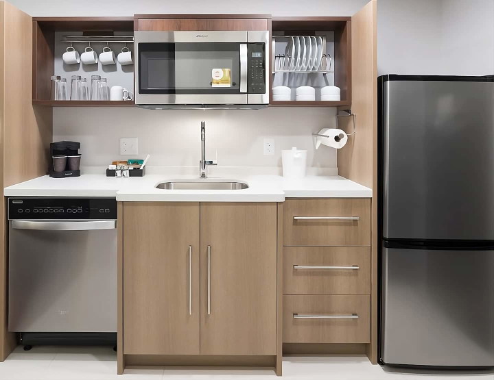 Modern Suite By The Airport! Free Breakfast & Pool - Orlando, FL