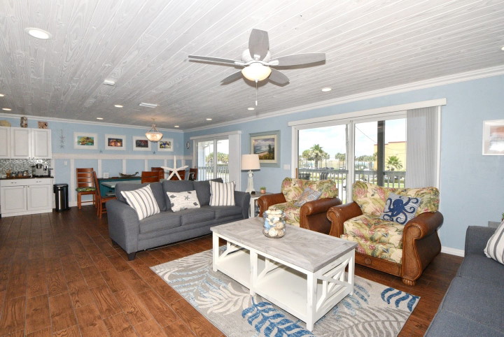 "All Decked Out Nsb" Ocean Views, Private Fenced Yard, Bbq, Bikes, Beach Toys - New Smyrna Beach, FL