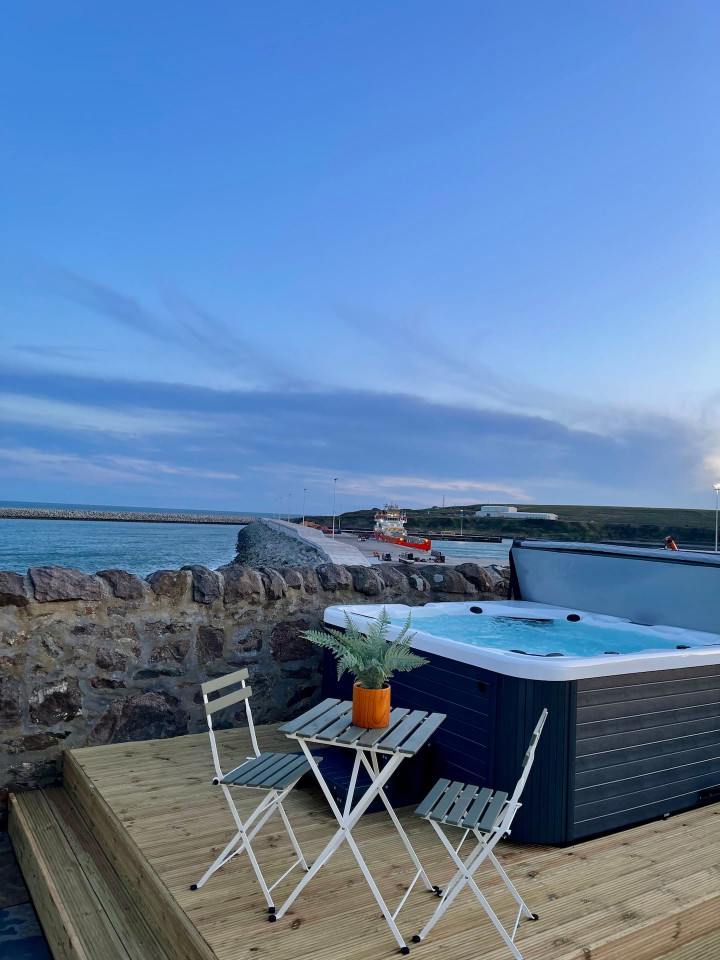 Lighthouse Cottage With Hottub - Aberdeen