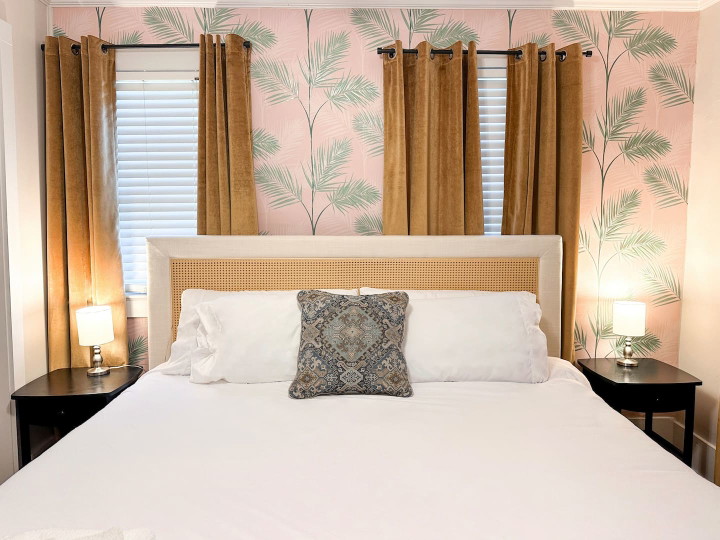 Tropical Comfort - Stylish Apartment Downtown - Charleston, SC