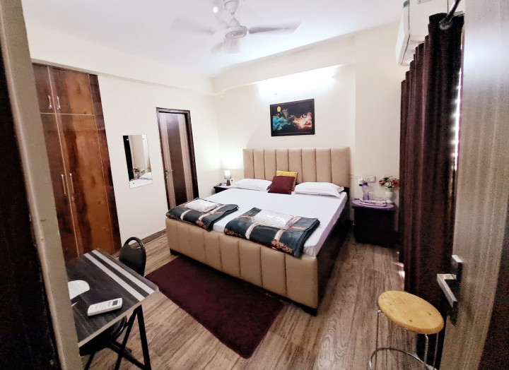 Entire 2 Bhk Ac Lads 16 Condo, Ek Murti, Greno Wst - Ghaziabad