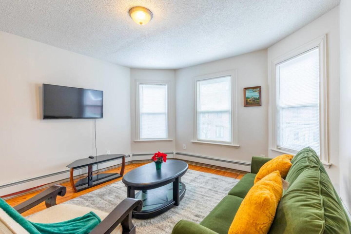 Red Door Premier Duplex - Hartford, CT