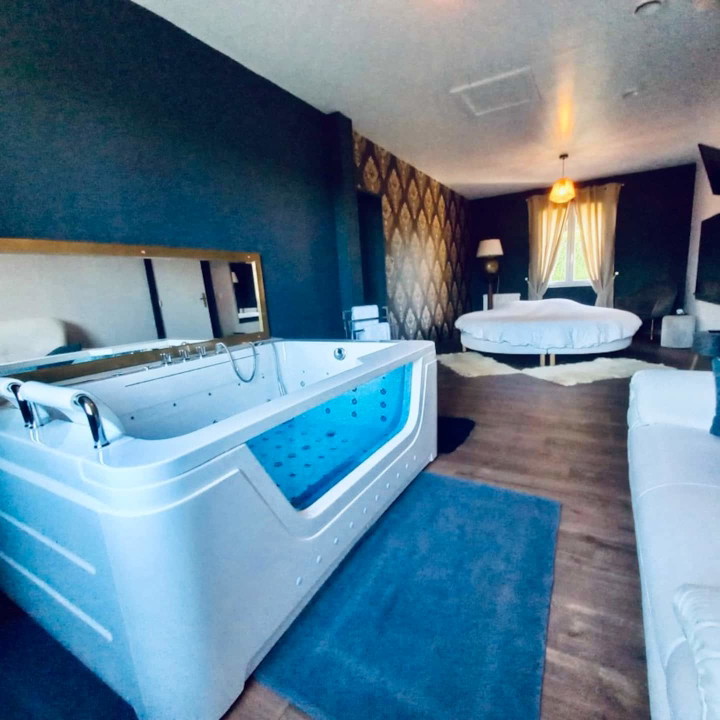 Suite Avec Jaccuzi / Balnéo. Option Chambre Rouge - Yvetot