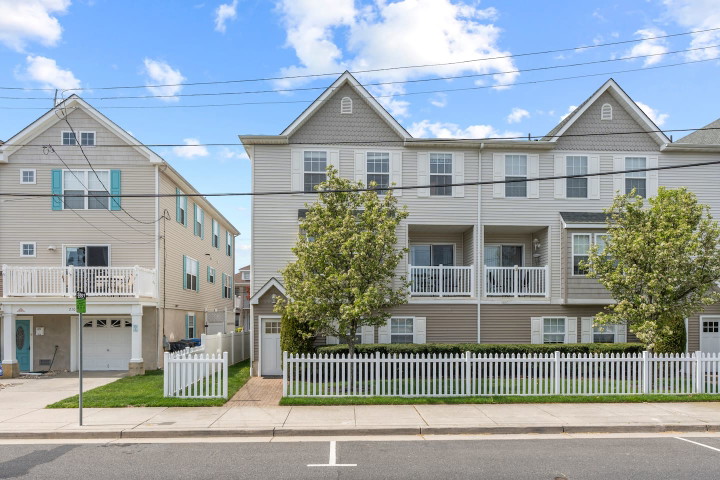 4bd | 2.5 Blocks To Beach | 3x Parking | Balcony - Wildwood, NJ