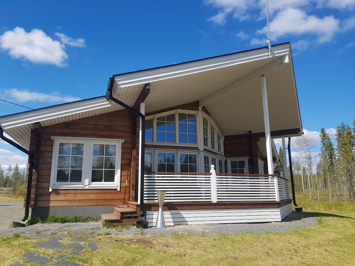 Hirsimökki Joen Rannalla - Finland
