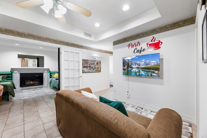 Paris Cafe: Modern Bsmt 3b/1b, Kitchen & 3 Parking - Pickering