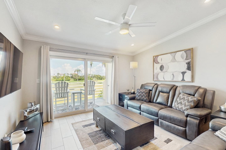 Golf-view Retreat With Heated Pool And Hot Tub - St. Petersburg, FL