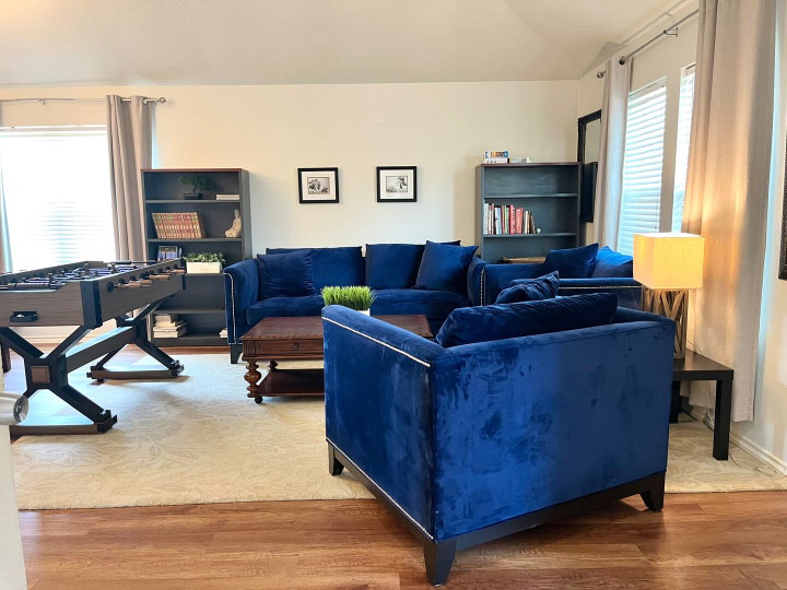 Spacious 4br Retreat | King Suite | 2 Living Rooms - Crosby, TX