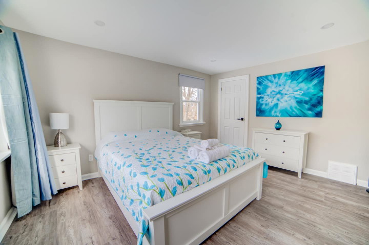 Luxury Apartment Steps From Victoria Hospital - London