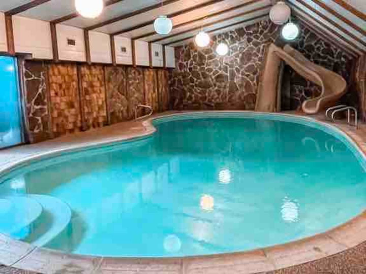 Timber & Springs Retreat: Indoor Pool And Hot Tub - Redmond, OR