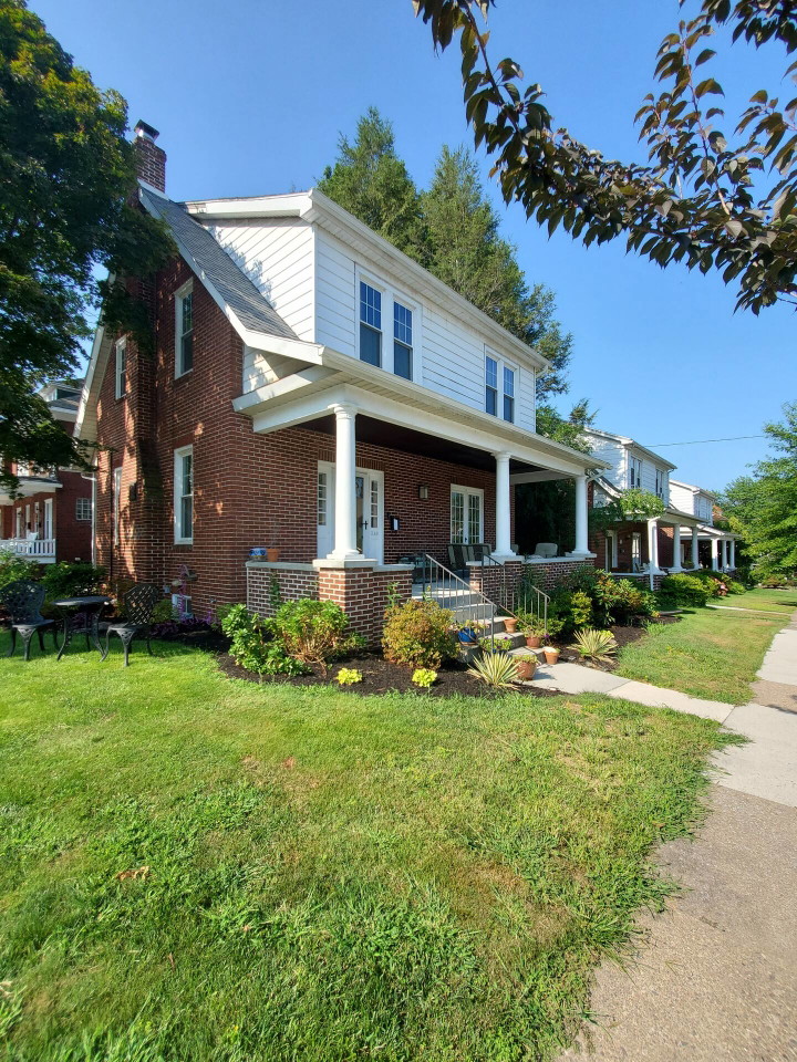 Cheerful 3 Bedroom 1910 Craftsmen Bungalow - Harrisburg, PA