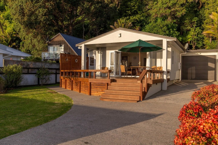 Sunsets By The Beach  |  Waterfront  |  Sleeps 8 - Thames