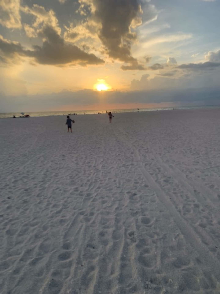Marco Island Beach Across Street - マルコ・アイランド, FL