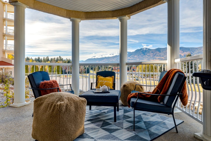 Stunning Mountain View Terrace | Comfy King Bed - Fairmont Hot Springs, BC