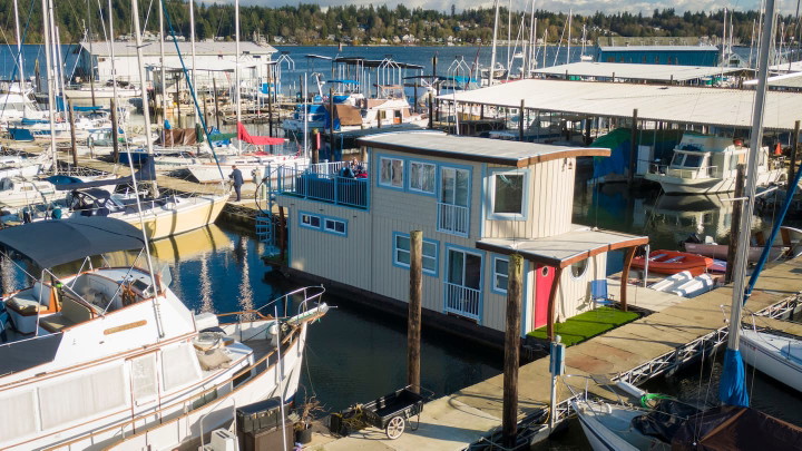 Delightful 1- Bedroom Floating Home W Free Parking - Olympia, WA
