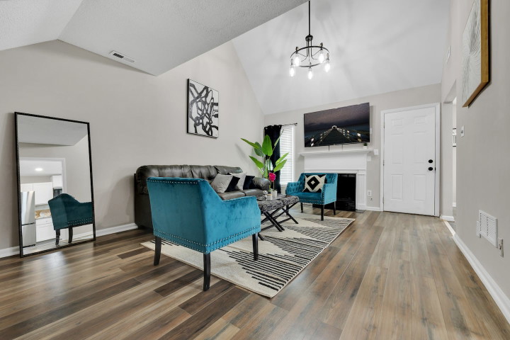 Plush Two Bedroom Retreat. A Home Away From Home! - Riverdale, GA