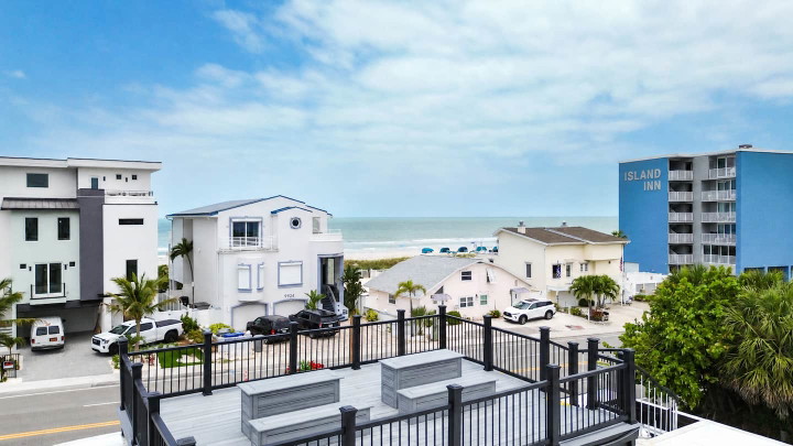 Treasure Island Apt W/ Rooftop Decksteps To Sand - Treasure Island, FL