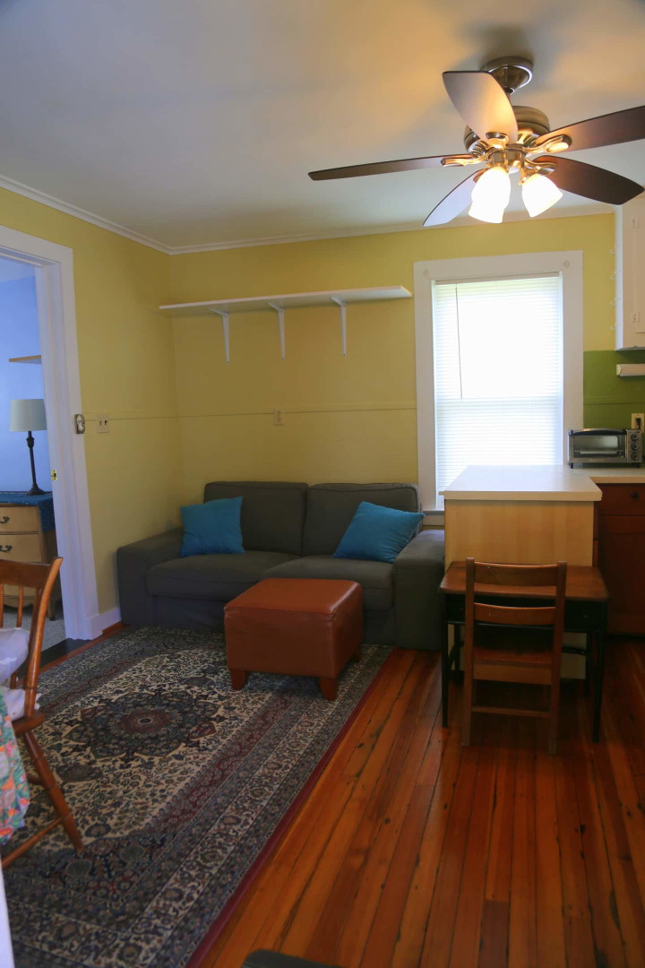 2r Sunny Private "Downtown Village" Apartment - Cromwell, CT