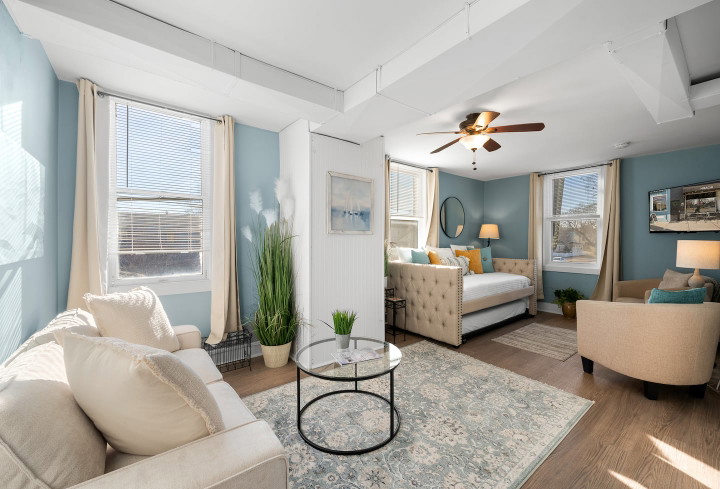 Broad Street Suite 1 |Parking Available |Downton |Walkable |Above Restaurant | King & Queen Bedroom - ウィスコンシン州