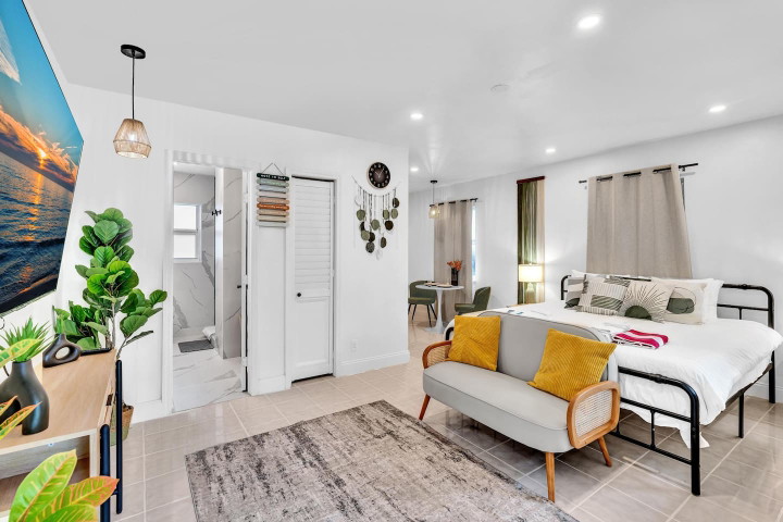 Chic New Studio In Hollywood - Aventura, FL