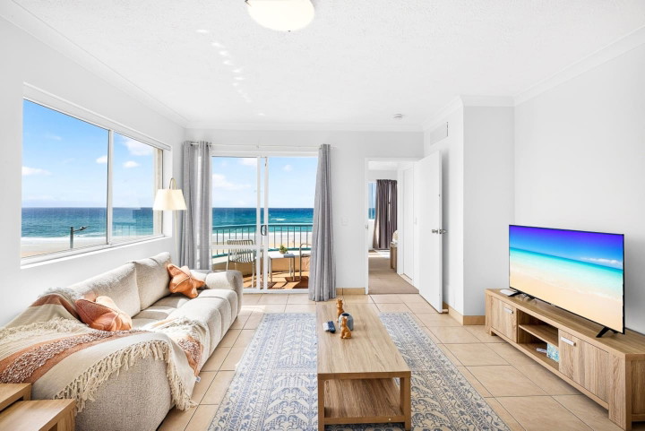 Immaculate Beachfront Views | Pool, Spa, Parking - Surfers Paradise