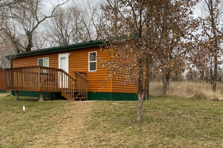 Cozy 2 Bedroom Log Cabin - North Dakota