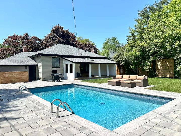 3 Bedroom Home Close To Downtown With Pool! - Burlington