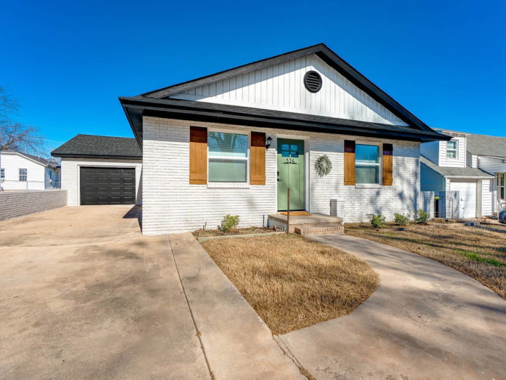 Green Door Cottage: Welcome Contractors - Ada, OK