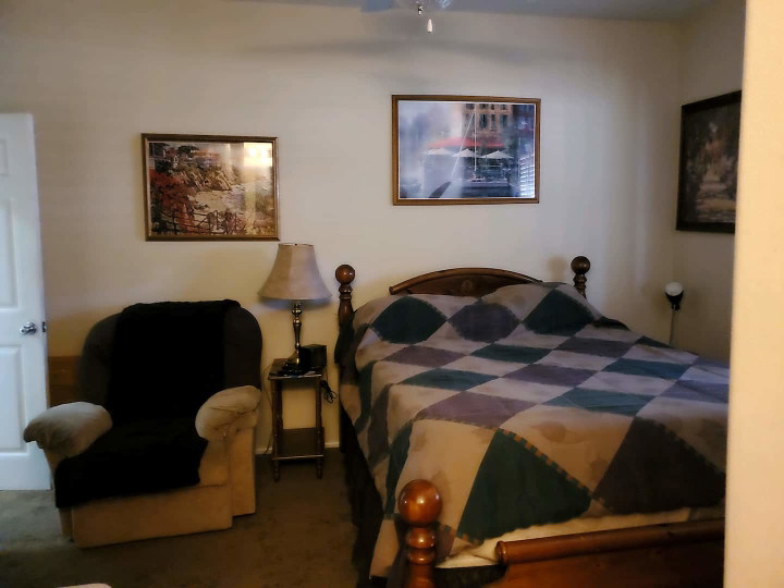 Complete Privacy , And Garage Parking. - Lancaster, CA