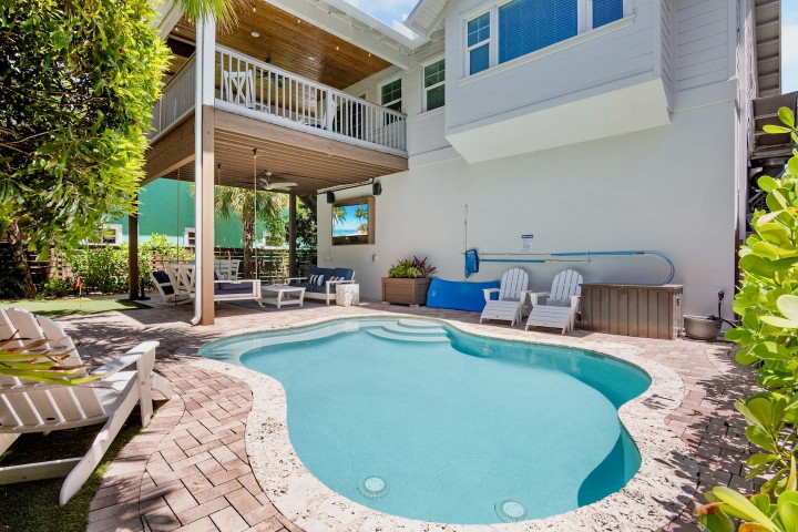 Adorable Cottage With Covered Balconies And Pool - Anna Maria, FL