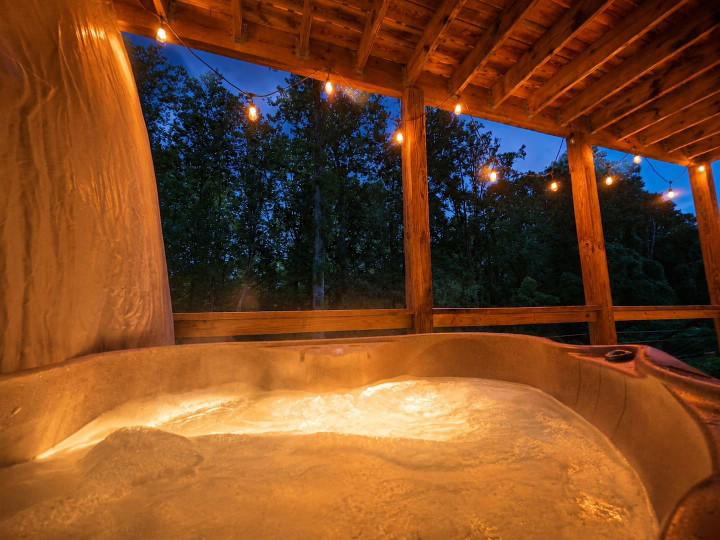 Loving Hideaway + Hot Tub (15% Off - Weekly) - Georgia, GA